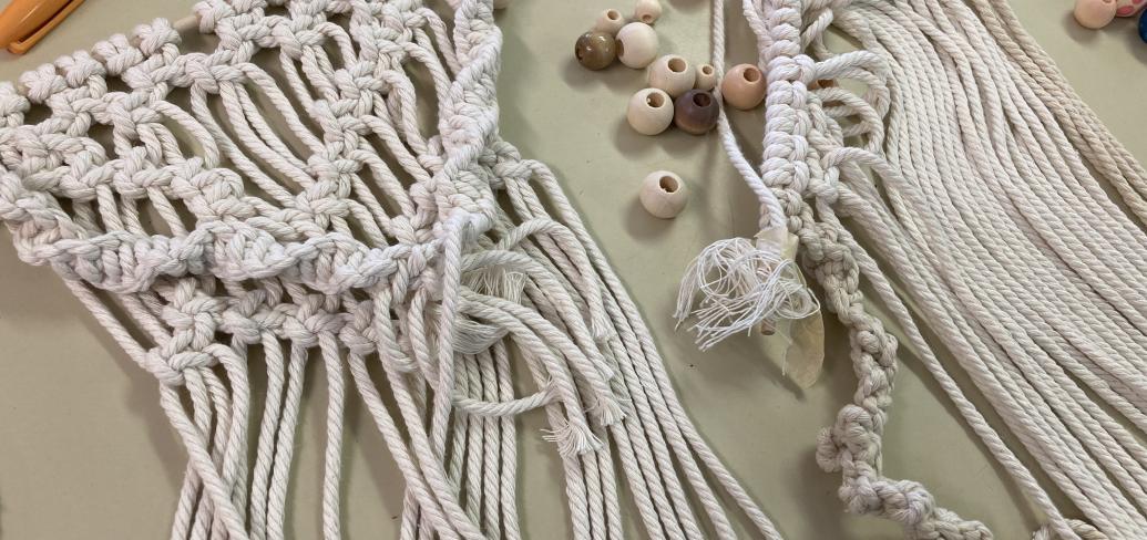 Apprendre grâce au macramé : les élèves se préparent à présenter leurs ...
